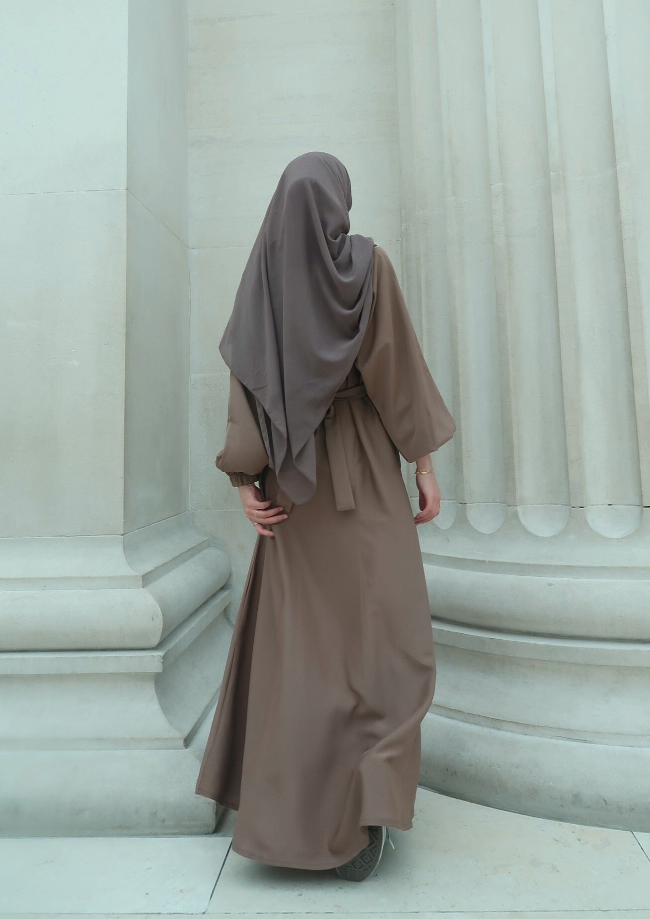 Layla Abaya in taupe – safiathelabel